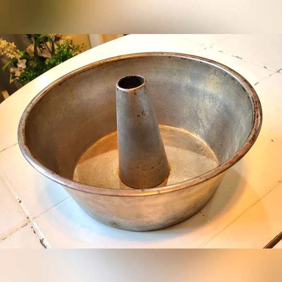 EKCOLOY | Kitchen | Vintage Ekcoloy Angle Food Bundt Cake Pan 84 Usa 9 ...